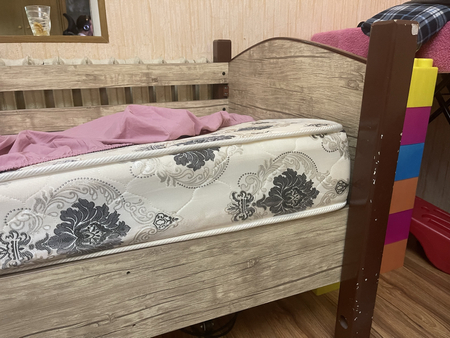 Продается двухэтажная кровать вместе с матрасами.не дорого