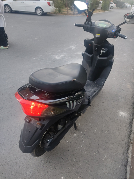 Skuter elektroniy