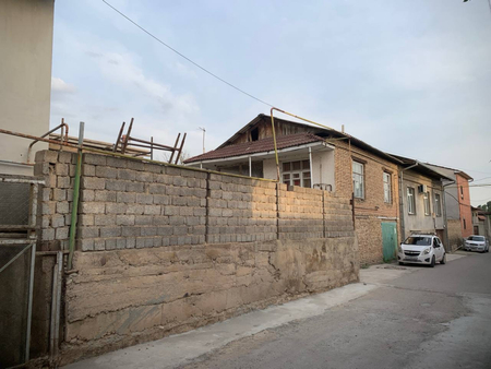 Uy sotiladi 4.8 sotix yengi tashmi postiscan 1.5 km kirganda damaruda