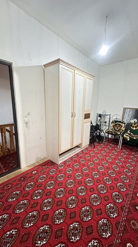 Урганч шахрида яшаш майдони 115 квадрат икки каватли уй сотилади.