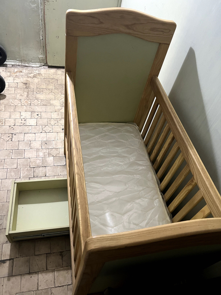 Продам детскую кроватку из дерева с матрасом, стационарная