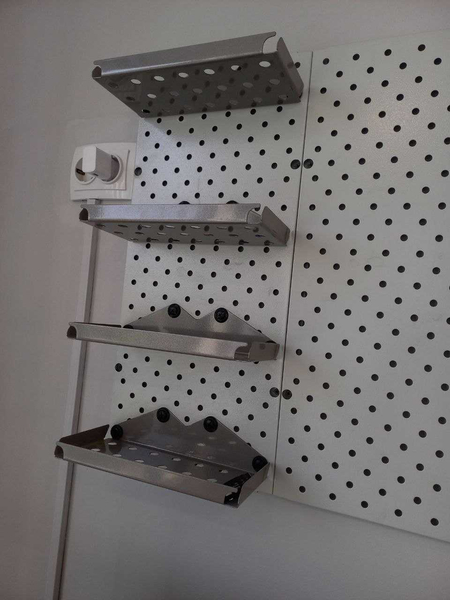Teshilgan panel, перфопанель, do'konda ilgaklar uchun teshilgan panel