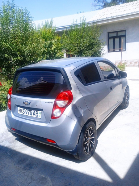Chevrolet spark.