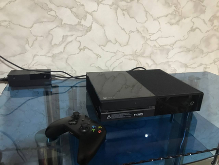 Xbox One 365 GB + 2ta oyinlar