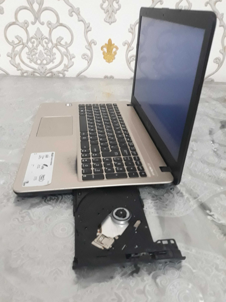 Notebook ASUS. Sumkasi bilan