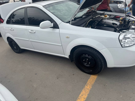 Lasetti 1.8 sotiladi