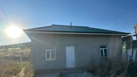 Qibray mauskida xovli sotladi 8 sotiq 2 ta yashash xonasi bor