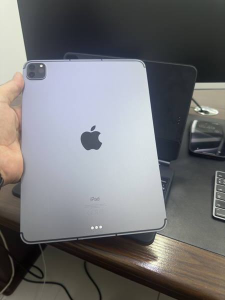 Apple iPad Pro 11 128 GB LL/A sim + Magic Keyboard