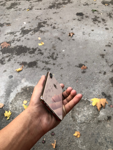 Iphone xs gold ocilmagan