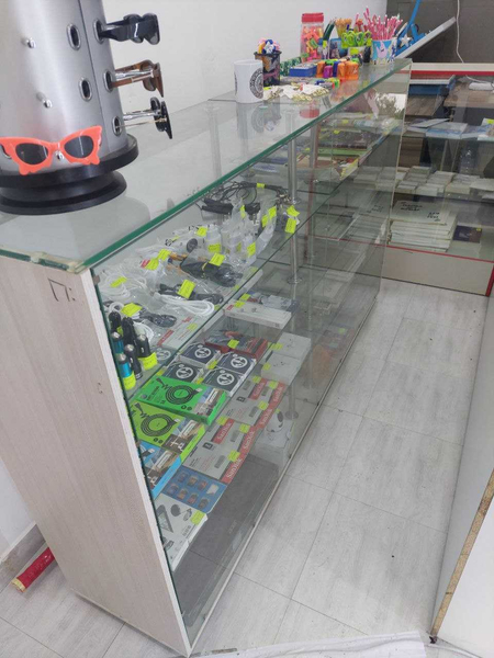 Срочно продаётся Витрина в  отличном состоянии!