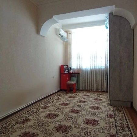 1 xonali 3 qavatli domning 3 qavatida joylashgan kvartira sotiladi. Ma