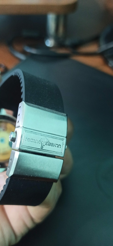 Ulyes Nardin Automatic mexanika soati qol harakati bilan ishliydi. Hol