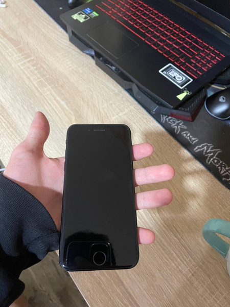 Продаю свой iphone se 2020