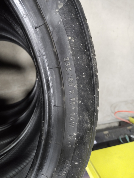 Продам шины 235 40 r 19