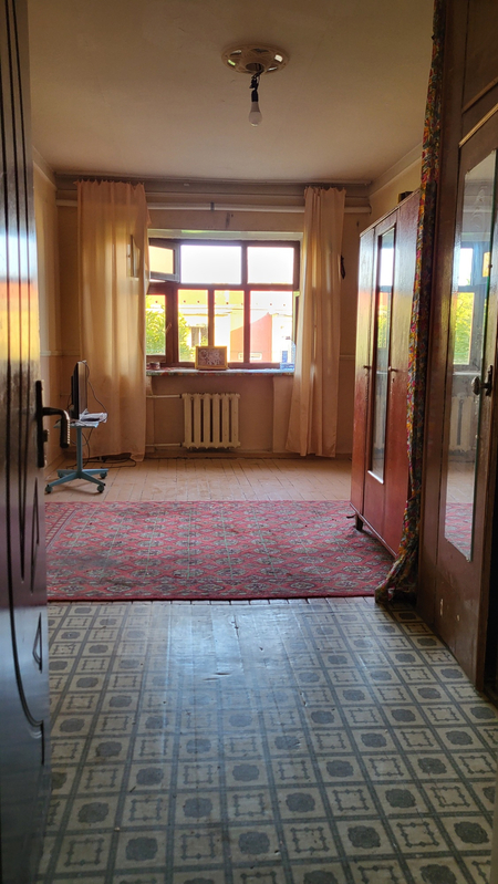 Продаю 1 -3-5 в бывшем общежитии .