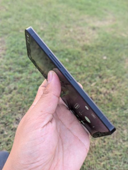 Sharp aquos r7 (12/256 240ghz экран)