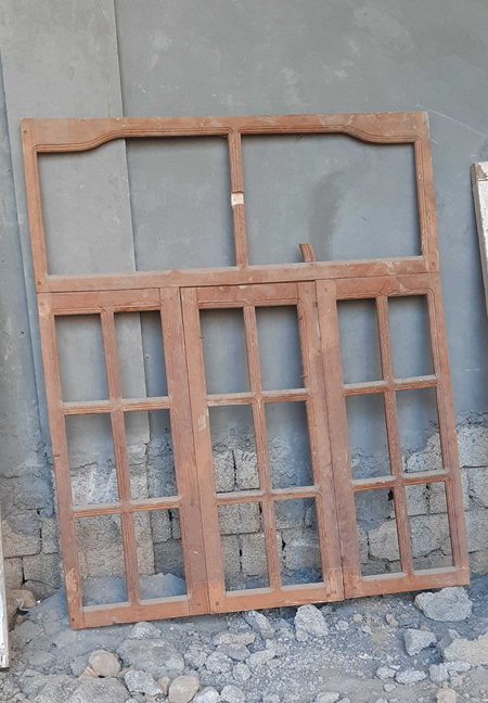Продаю рамы и дверь деревянные
