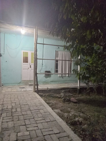 Hovli sotiladi. Uy.