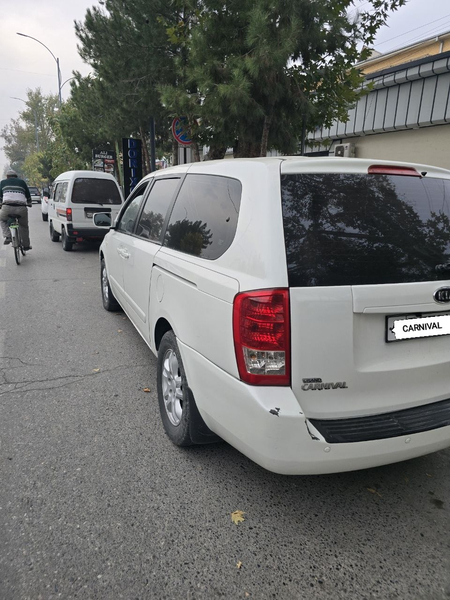 KIA CARNIVAL sotiladi.