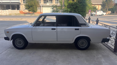 Vaz 2107 sotiladi