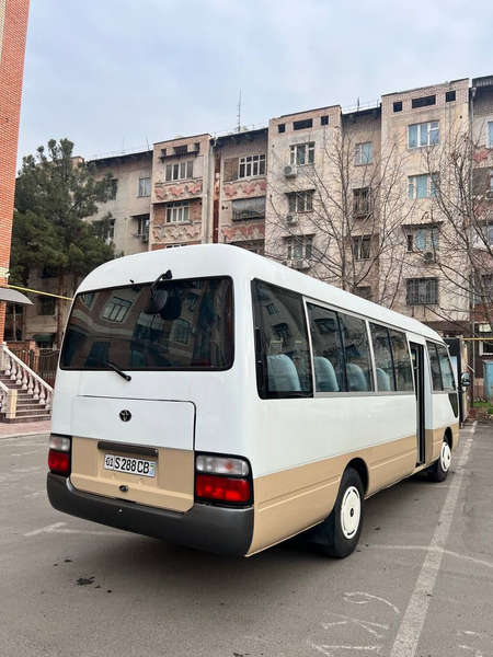 Mikroavtobus Toyota Coaster