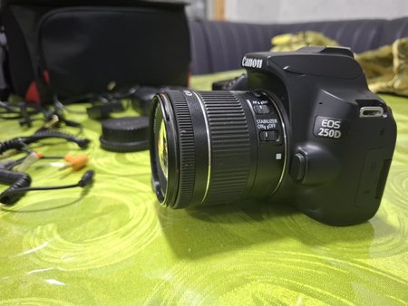 Canon 250D sotiladi