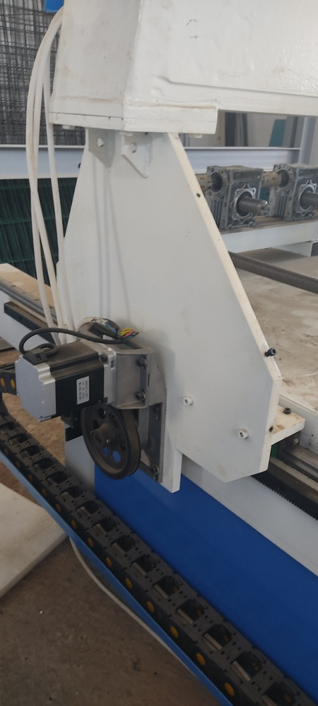 Фрезерно-гравировальный станок с ЧПУ. CNC 2130x3S. Ровер 3шпинделлик.