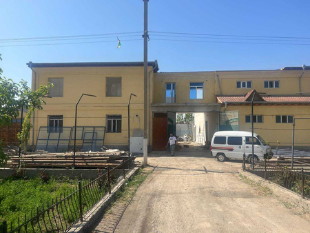 Йул буйида жошлашган  2 каватли 618 м² турар жой сотилади