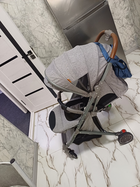Продаётся фирменный чемодан коляска