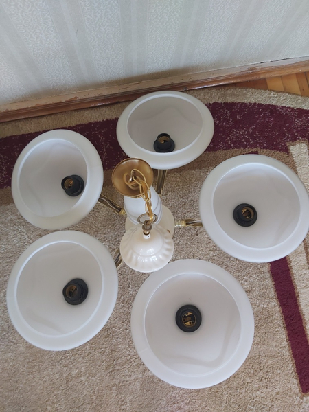 Продаются люстры