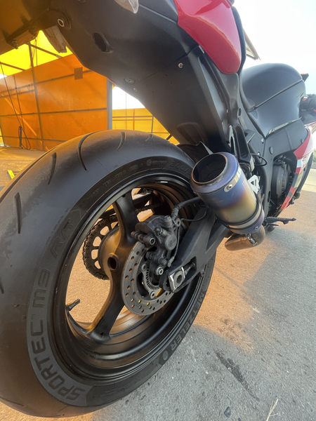 Kawasaki zx10r sotiladi.
