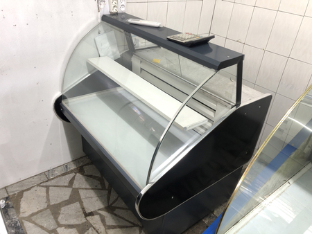 Продам 2 витринных холодильника .