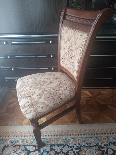 Mehmon hona uchun stullar