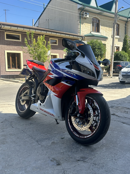 Honda cbr600rr 2010 sotiladi