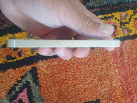 iPhone  SE  2016