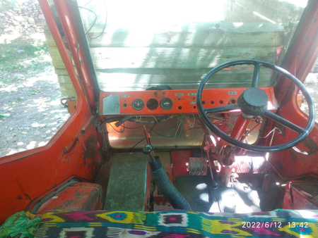 Traktor TM-16 yurib turgan