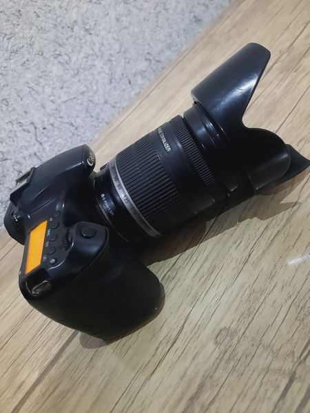 Canon 60d sotiladi garantiyasi bor 400 kelishamz tel qilin 18/200 obk