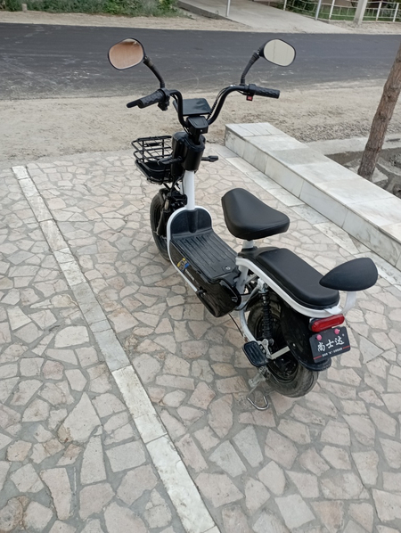 Skuter s otiladi