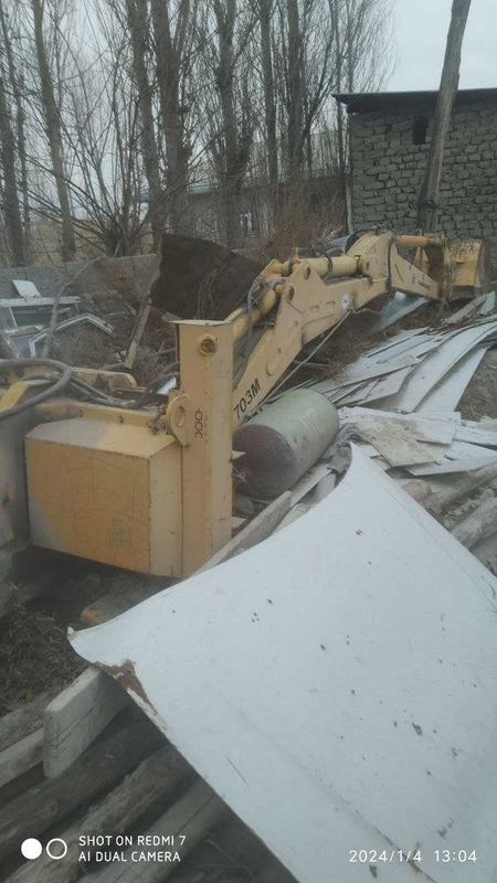 Traktorni pagruzchugi buldozeri bilan.