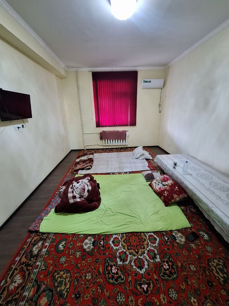 2-xonali 1-qavat \\nBazi jihozlari qoladi.\\n4-qavatli yangi g\\\'ishtli dom.