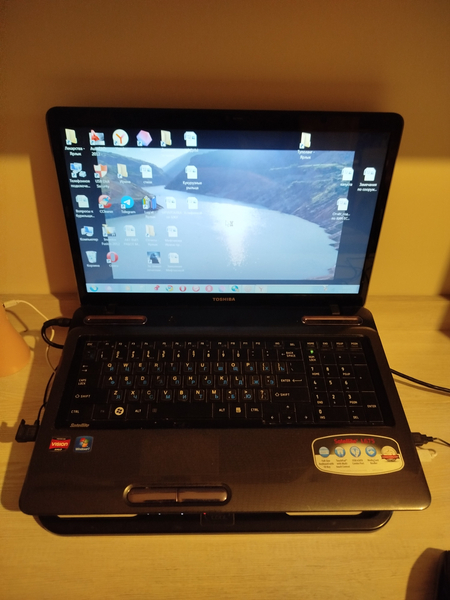 Ноутбук Toshiba.