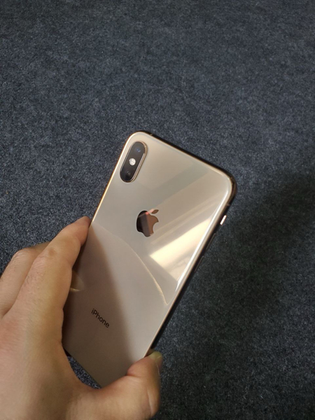 Iphone Xs gold.