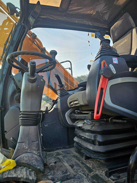 Excavator Hyundai R210w