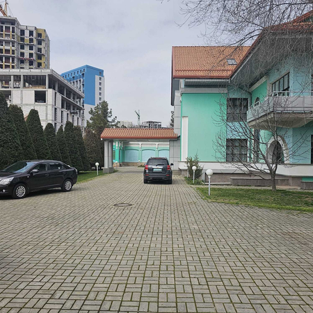 дом 1400 кв.м. 35 комнат с земельным участком 26 соток