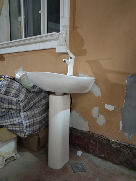 Раковина белая со сместителем