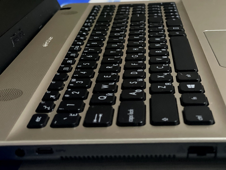 Asus notebook sotiladi holati yaxshi