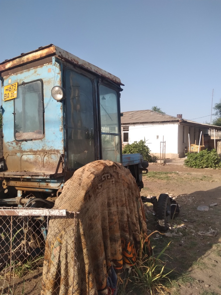 Traktor sotiladi