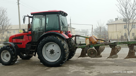Belarus traktor sotiladi