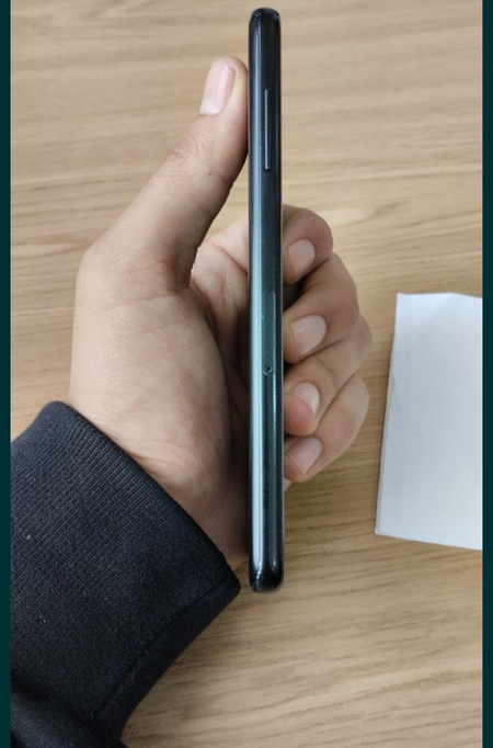 Samsung galaxy A8
Zaryadi 1 kunga yetadi
3/32
Holati yaxwi 
Pul kereli