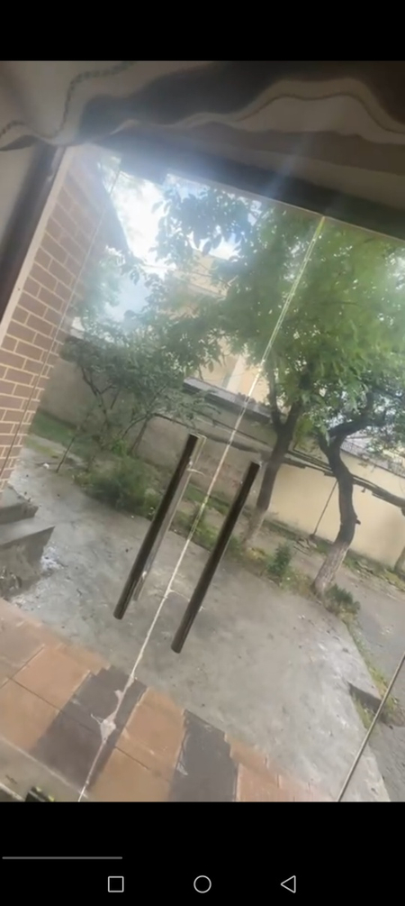 Магазин олдига ойнали эшик